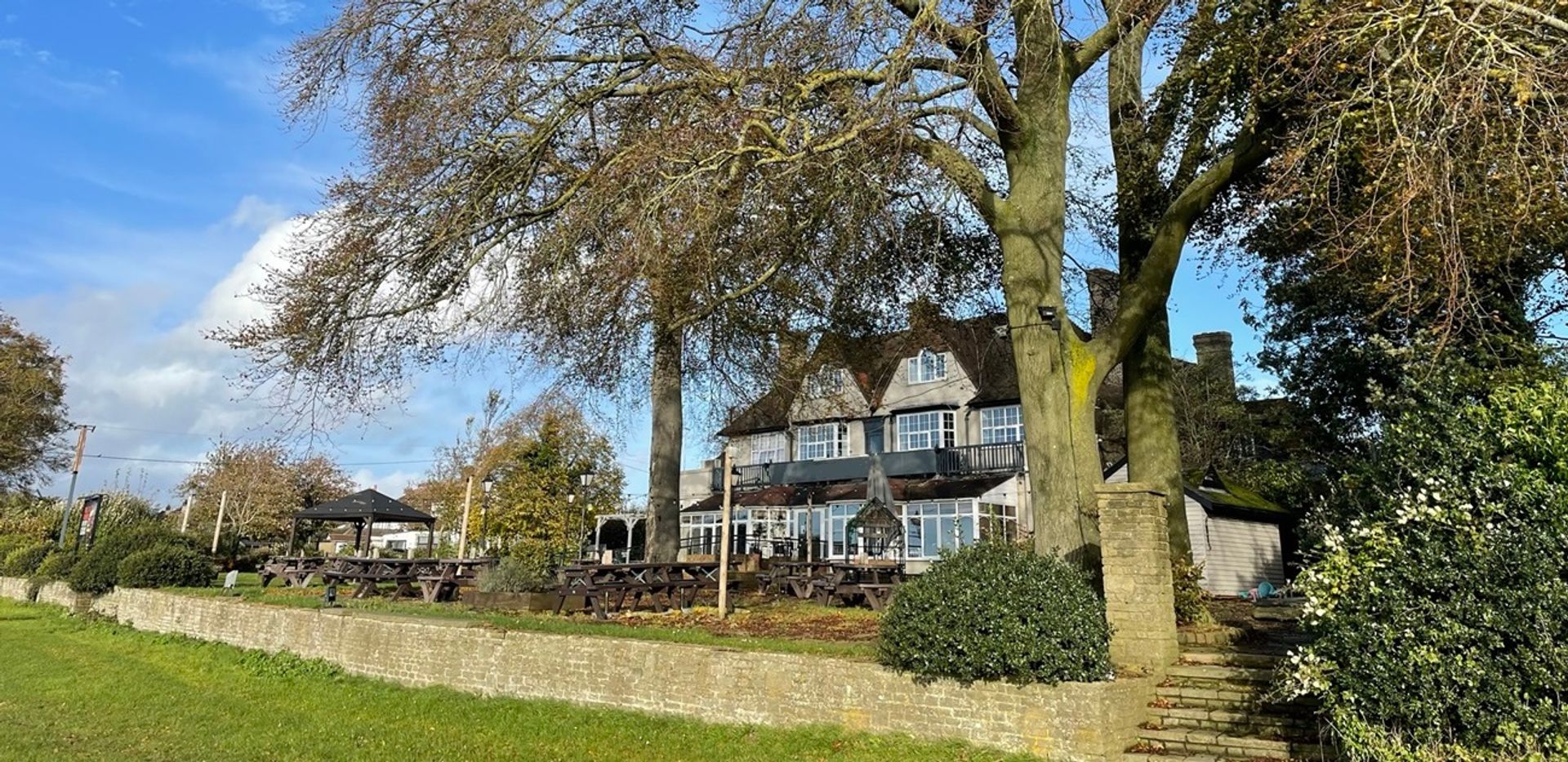 Tattenham Corner Pub | Unrivalled Views of Epsom Racecourse