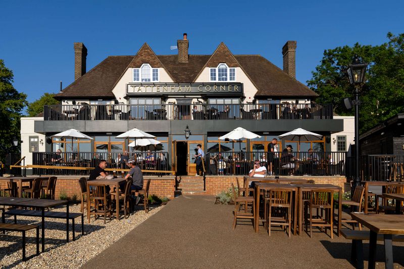 Tattenham Corner Pub | Unrivalled Views of Epsom Racecourse