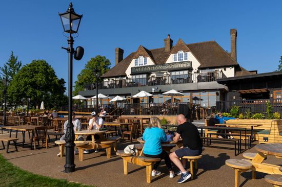 Tattenham Corner Pub | Unrivalled Views of Epsom Racecourse